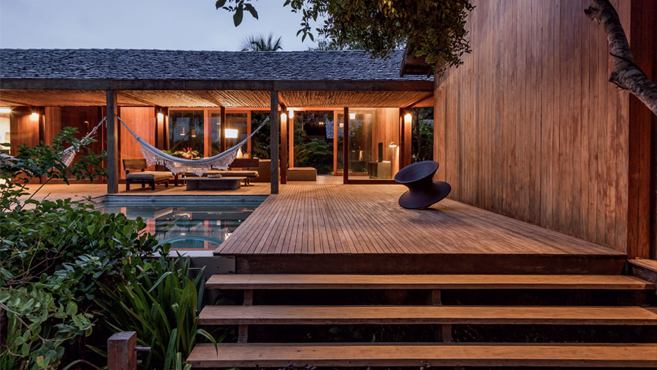 Casa na Bahia utiliza madeira e técnicas de carpintaria | CASA.COM.BR
