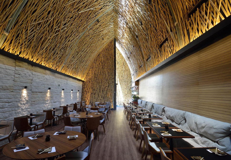 Inspiração do dia: restaurante com teto de bambu e materiais naturais ...