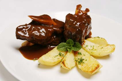 Prato principal ou petisco: prepare o cordeiro no chope escuro | CASA ...