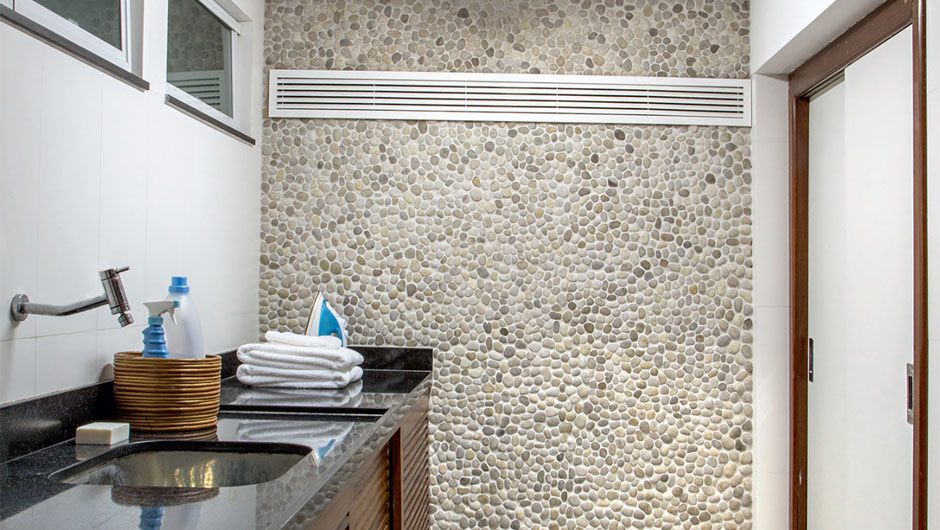 Parede dupla e acabamento impermeável renovaram a área de serviço ...