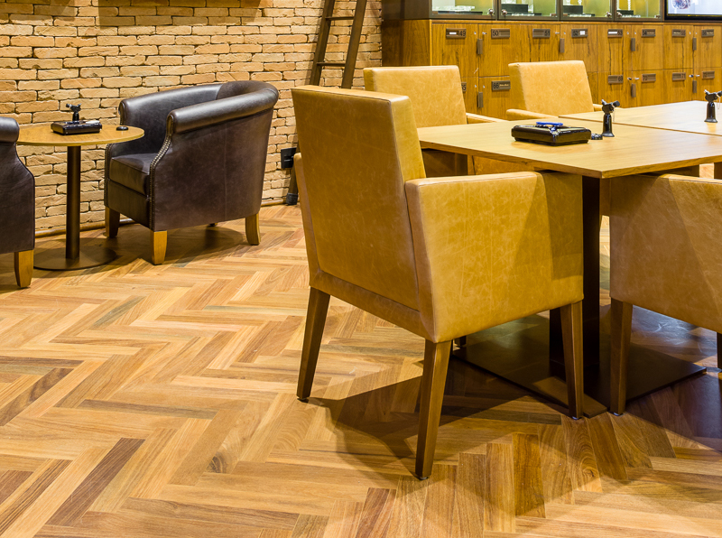 Piso de madeira: qual a diferença entre chevron e espinha de peixe ...