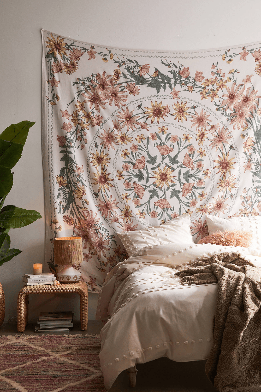 O combo cama baixa e tecido estampado na parede é uma bela combinação ...