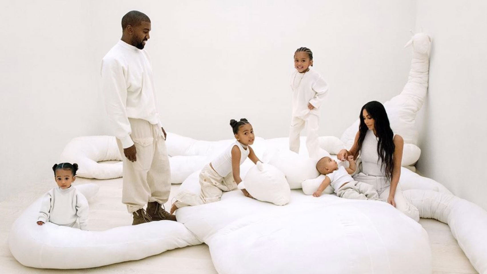 Por-dentro-da-casa-de-Kanye-West-e-Kim-Kardashian-ad-01-.jpg?quality=95 ... Por-dentro-da-casa-de-Kanye-West-e-Kim-Kardashian-ad-01-.jpg?quality=95 ...