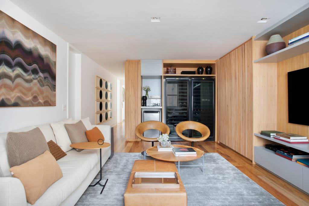 Reforma em apê de 225m² cria layout mais funcional para casal de moradores | CASA.COM.BR